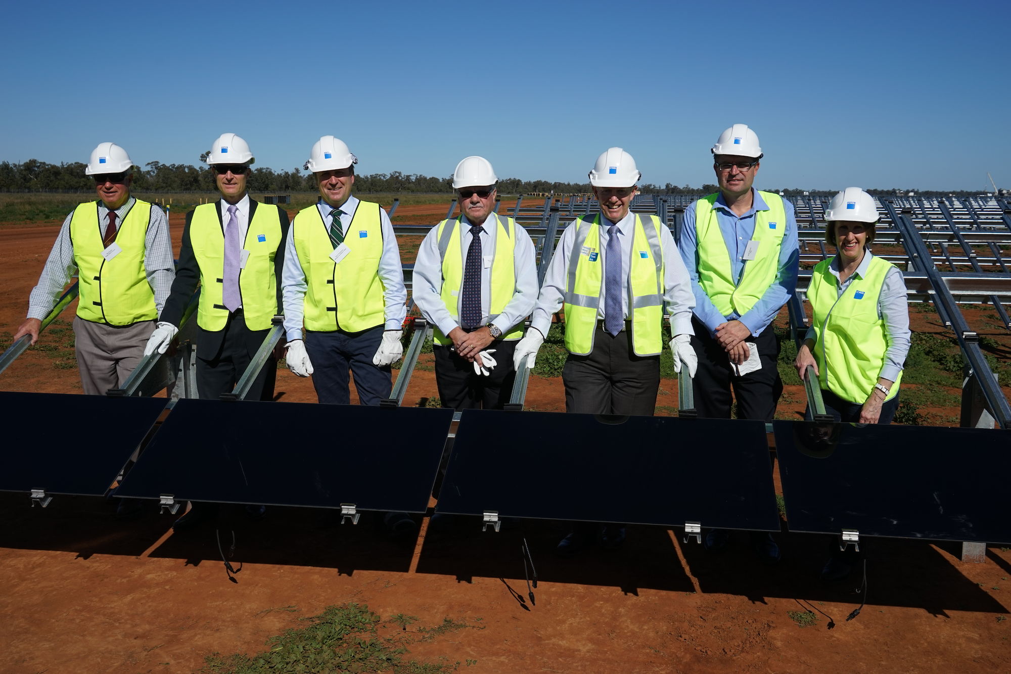 AGL installs first solar panels at Nyngan solar plant | FS Sustainability